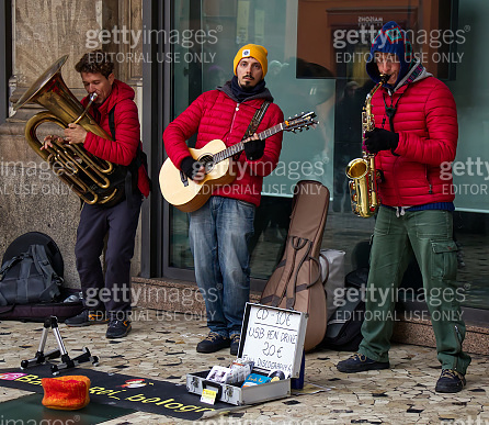 Busker band playing jazz in Bologna. Street artist. 이미지 (1924030308 ...