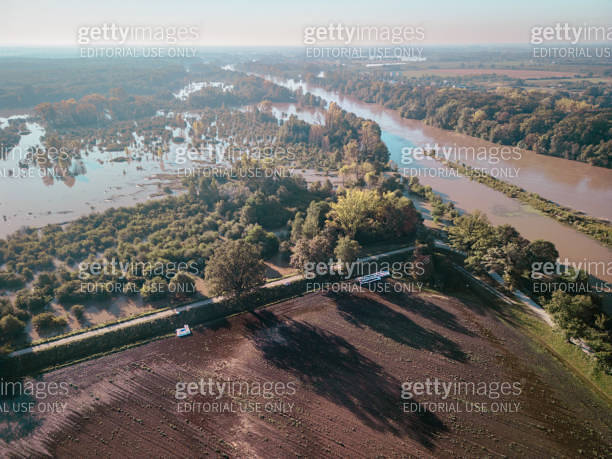 Failure of flood embankments during the flood in Wroclaw, Poland in ...