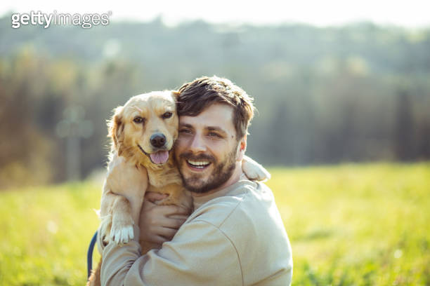 Guy and his dog, golden retriever, nature 이미지 (2128216746) - 게티이미지뱅크