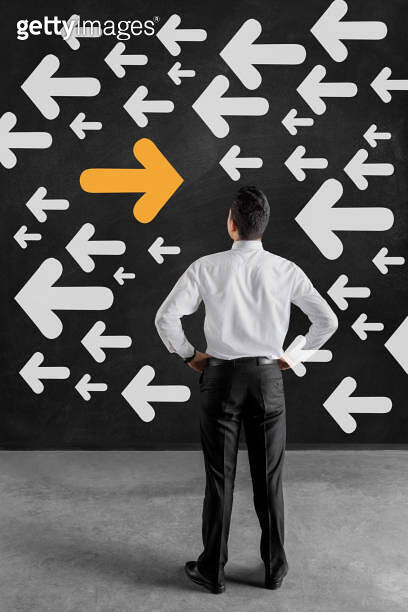 Go the other way 이미지 (1918568744) - 게티이미지뱅크