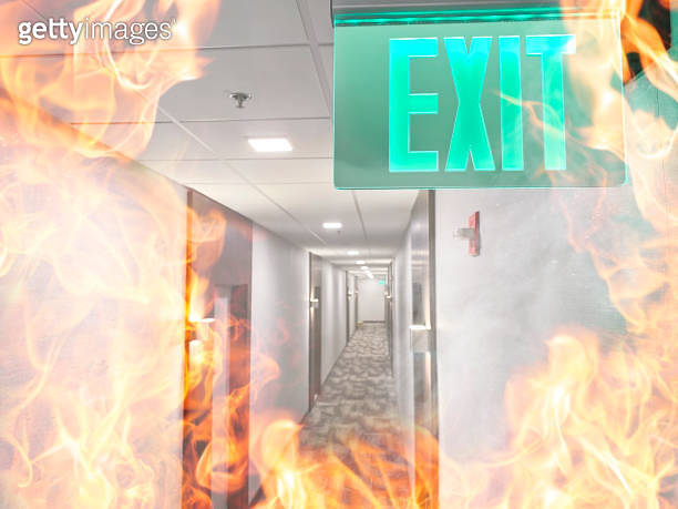 Emergency exit sign in fire 이미지 (2152915370) - 게티이미지뱅크