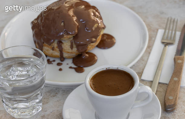 Turkish coffee and delicious big profiterole. 이미지 (1985868001) - 게티이미지뱅크
