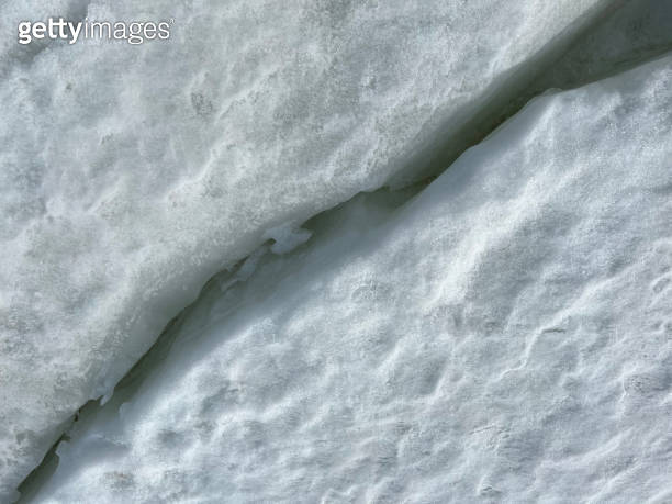 A deep dark crack in the ice floe. Diagonal line. 이미지 (2148370382) - 게티 ...