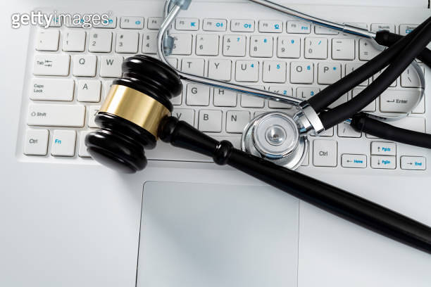 Gavel and stethoscope on laptop keyboard 이미지 (2150634775) - 게티이미지뱅크