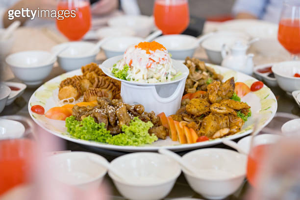 Round table serving Chinese food in a restaurant 이미지 (1909714488) - 게티이미지뱅크