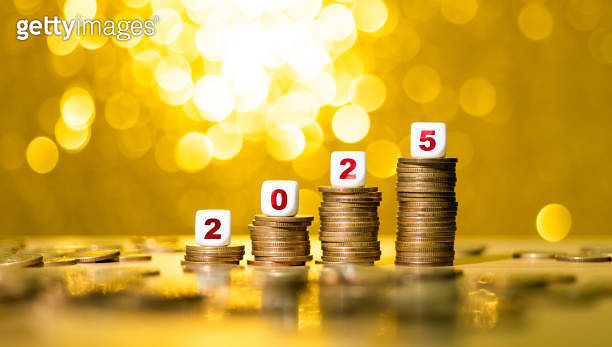 Number 2025 on stack of coins 이미지 (2162618046) - 게티이미지뱅크
