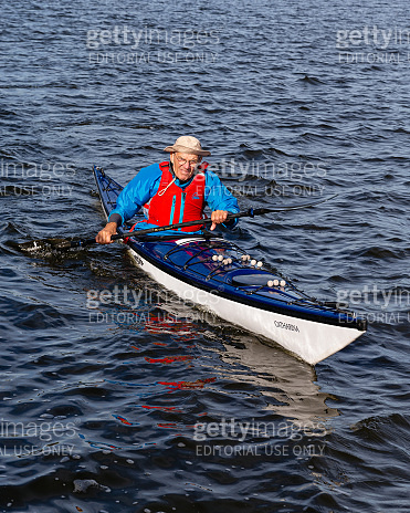 Active senior man riding a canoe 이미지 (1811448706) - 게티이미지뱅크