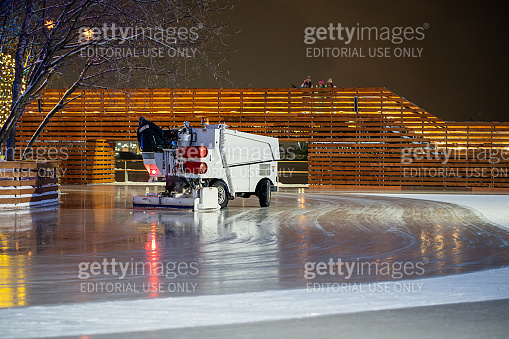 Ice rink resurfacer vehicle resurface machine outdoor (1830568969) - 게티 ...