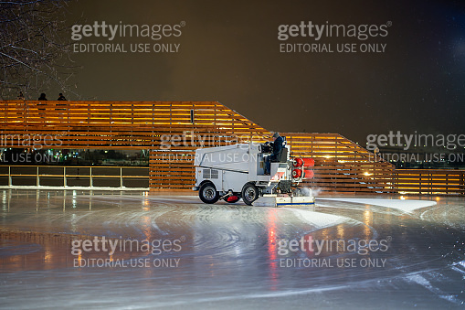 Ice rink resurfacer vehicle resurface machine outdoor (1830569483) - 게티 ...