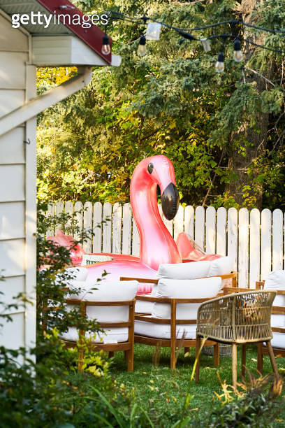 Large inflatable flamingo sitting outside for a child's party 이미지 ...