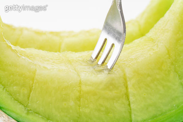 Melon cut into bite-size pieces 이미지 (2156367312) - 게티이미지뱅크