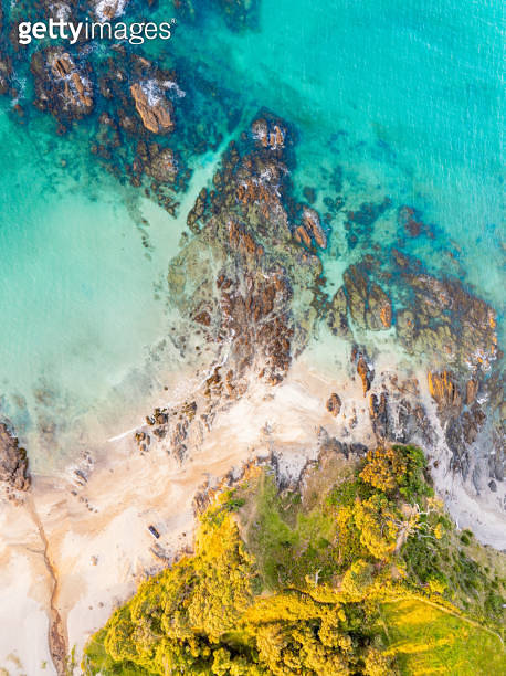Overhead glimpse of a rocky beach. 이미지 (1978345618) - 게티이미지뱅크