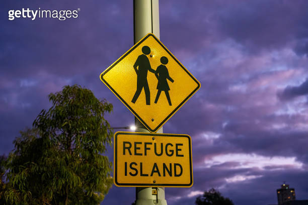 Refuge island sign 이미지 (2160968190) - 게티이미지뱅크