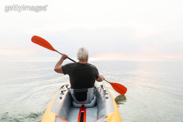 Senior man kayaking at sunset 이미지 (2030138144) - 게티이미지뱅크