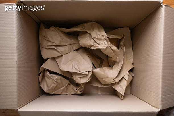 Crumpled wrapping recycling paper in big cardboard box 이미지 (2149941070 ...