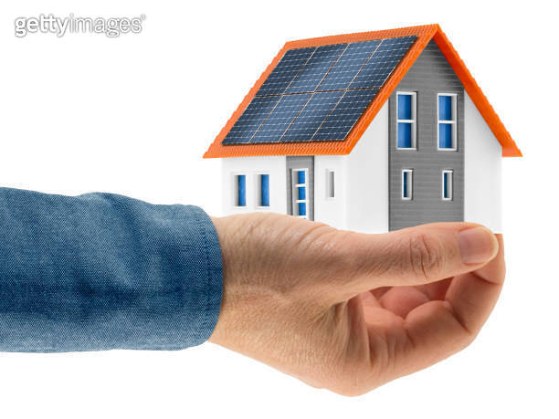 Photovoltaic system installation on a residential building - Concept with home model 이미지 ...