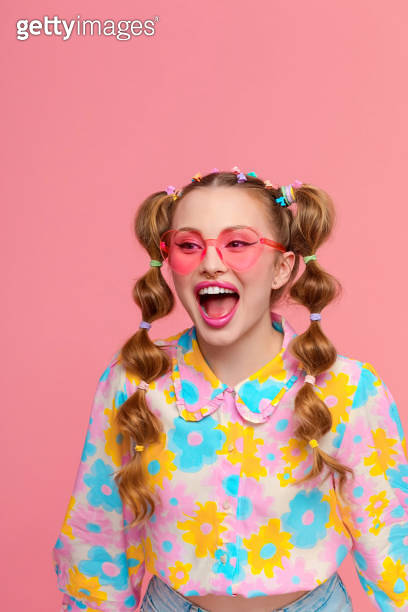 Gen Z young woman with stylish hairstyle against pink background 이미지 ...