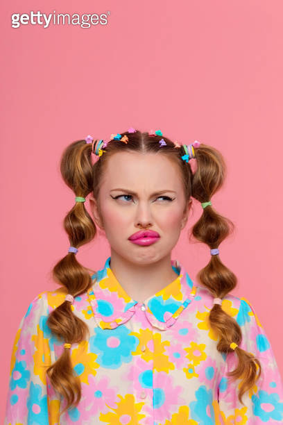 Gen Z young woman with stylish hairstyle against pink background 이미지 ...