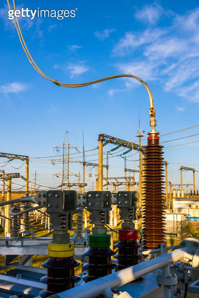 Insulators at a high voltage electrical substation. 이미지 (2052859350 ...