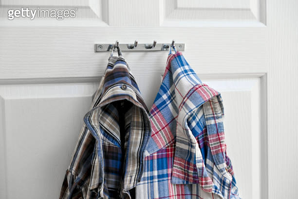 Lifehacks; wrinkle-free shirts with locker loop 이미지 (1965707290) - 게티이미지뱅크