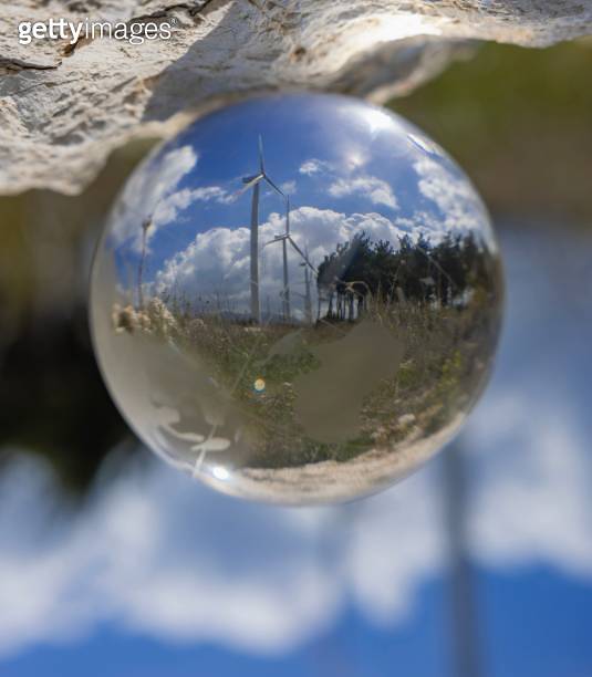 Wind turbine reflected in glass sphere 이미지 (2149806354) - 게티이미지뱅크