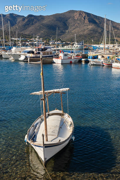 Traditional boat. Port de la Selva. Costa Brava. Catalunya, Spain 이미지 ...