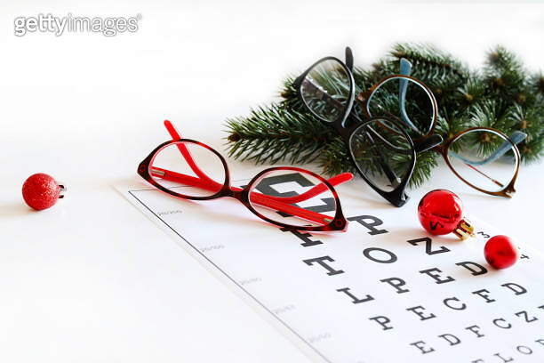 Eye glasses and eye chart. Christmas decoration. 이미지 (2009700509) - 게티이미지뱅크