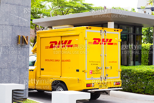 Yellow DHL delivery van at security gate 이미지 (2155607683) - 게티이미지뱅크