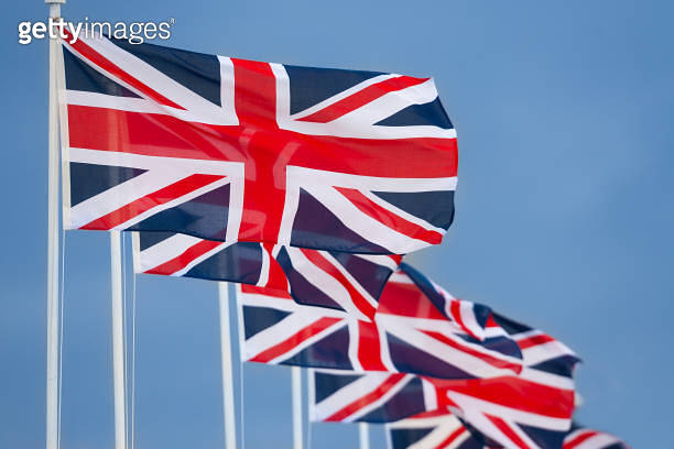 Row of Union Jack British Flags on Flagpoles 이미지 (2061080867) - 게티이미지뱅크