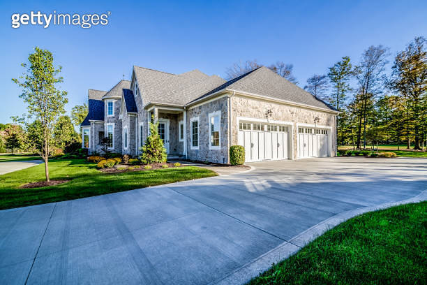 Concrete driveway leading to large side entry garage 이미지 (1496293207 ...