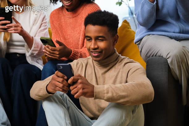 African man with his flat mates using the smartphone at home. 이미지 ...