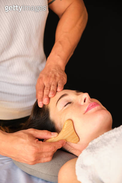 Woman getting face maderotherapy in a beauty salon. (2093424517) - 게티이미지뱅크