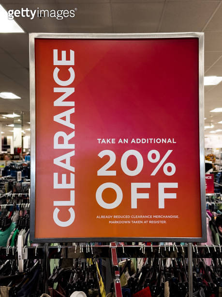 Red clearance sale sign at retail store 이미지 (2117390890) - 게티이미지뱅크