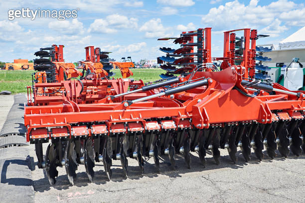 Trailed in-line disc harrow at agricultural exhibition 이미지 (2155065462 ...