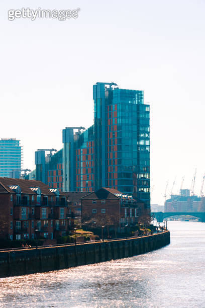 View from Battersea Bridge of the tower blocks in Chelsea, London 이미지 ...