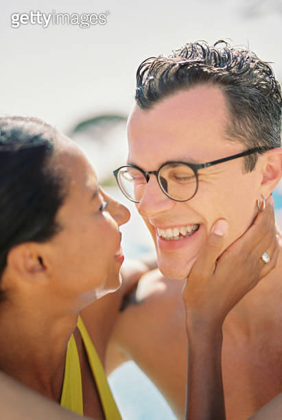 Smiling woman hugs the face of laughing man. Close-up 이미지 (2155709435 ...