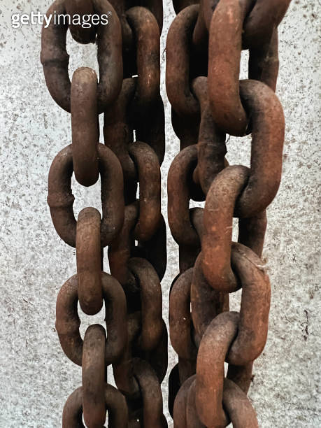 Old and rust iron chain hanging on wall, 이미지 (1997680328) - 게티이미지뱅크