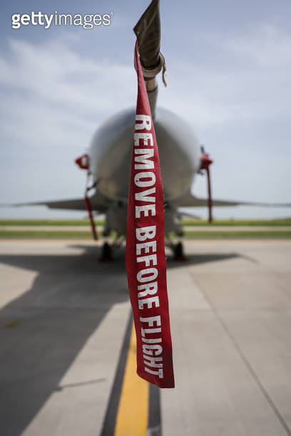 Remove before flight ribbon safety on a fighter jet (2149711773) - 게티이미지뱅크