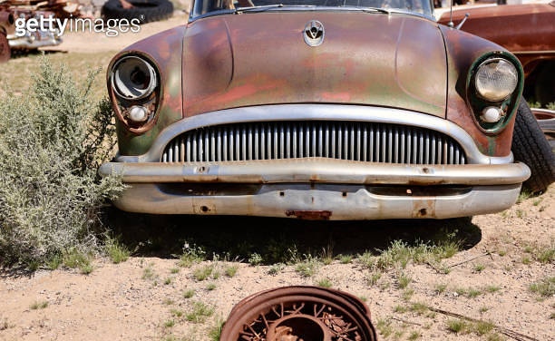 Front view of rusty abandoned vehicle in the junkyard 이미지 (2149133593 ...