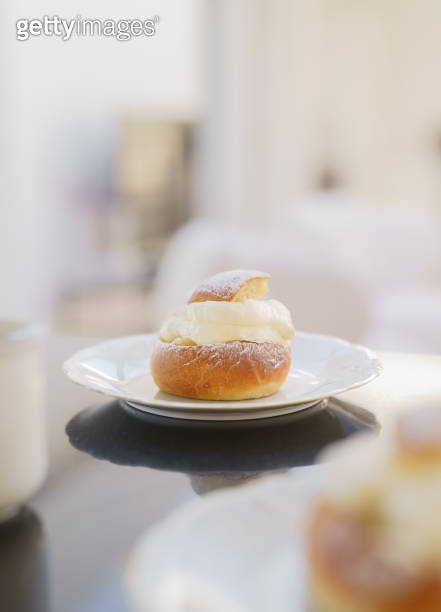 Semla on a plate at home 이미지 (2045016113) - 게티이미지뱅크