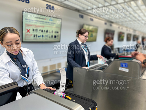 Checking in for Flights at the Airport 이미지 (2123528603) - 게티이미지뱅크