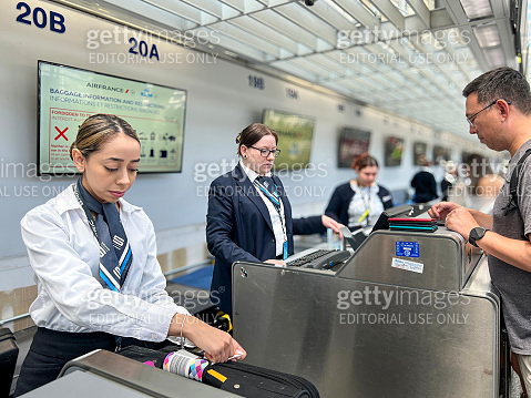 Checking in for Flights at the Airport 이미지 (2123528614) - 게티이미지뱅크