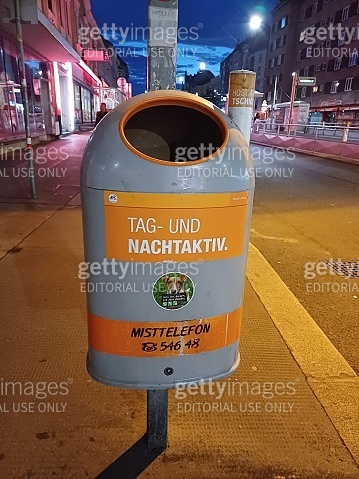 Trash bin in sidewalk of Vienna city, Austria in the evening. 이미지 ...
