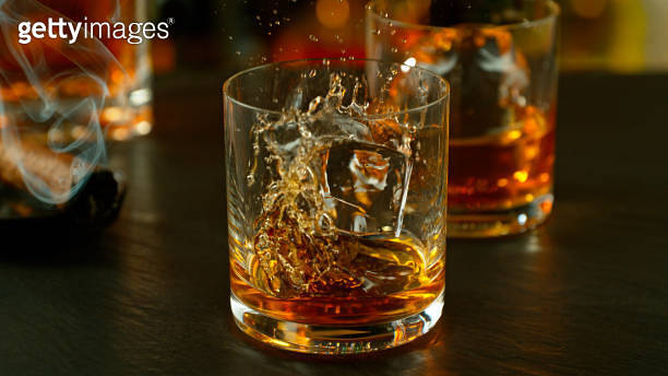 Close-up of pouring whiskey or rum on the bar 이미지 (1939543428) - 게티이미지뱅크