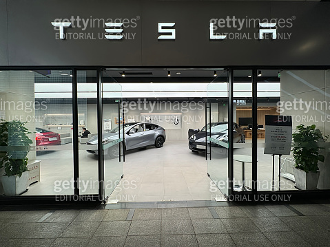 Tesla electric car retail store 이미지 (2149462329) - 게티이미지뱅크