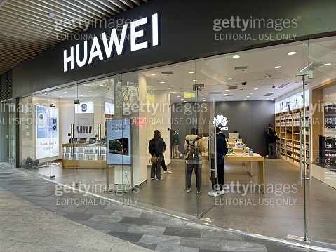 HUAWEI electronics retail store with Chinese customers 이미지 (2058167150 ...