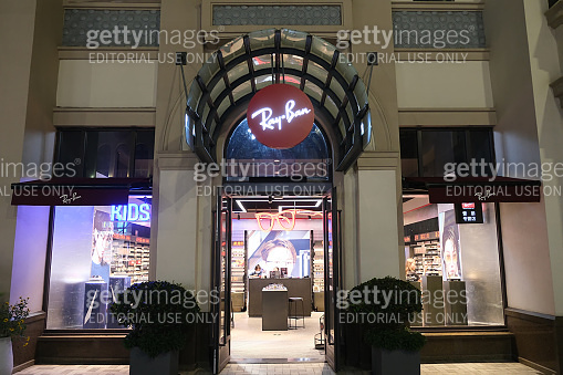 large Ray-Ban retail store 이미지 (2148779745) - 게티이미지뱅크