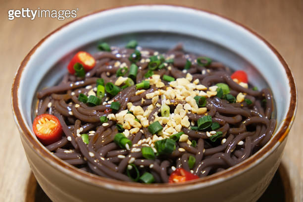 Hot and Sour Fern Root Noodles. Spicy Chinese Sichuan food 이미지 ...