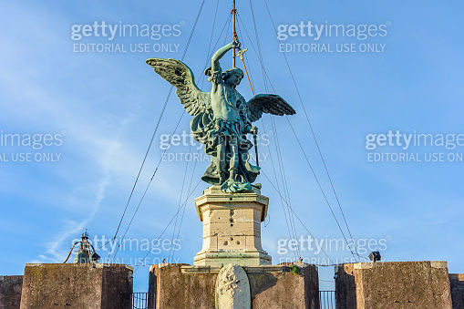 Statue of angel on top of Castle of the Holy Angel in Rome, Italy 이미지 ...
