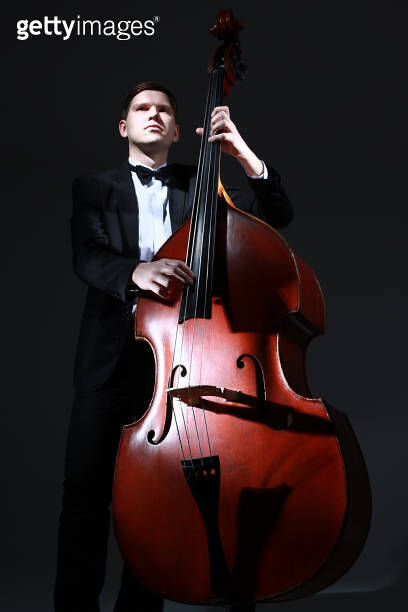 Double bass player playing contrabass pizzicato. 이미지 (2161677350) - 게티이미지뱅크